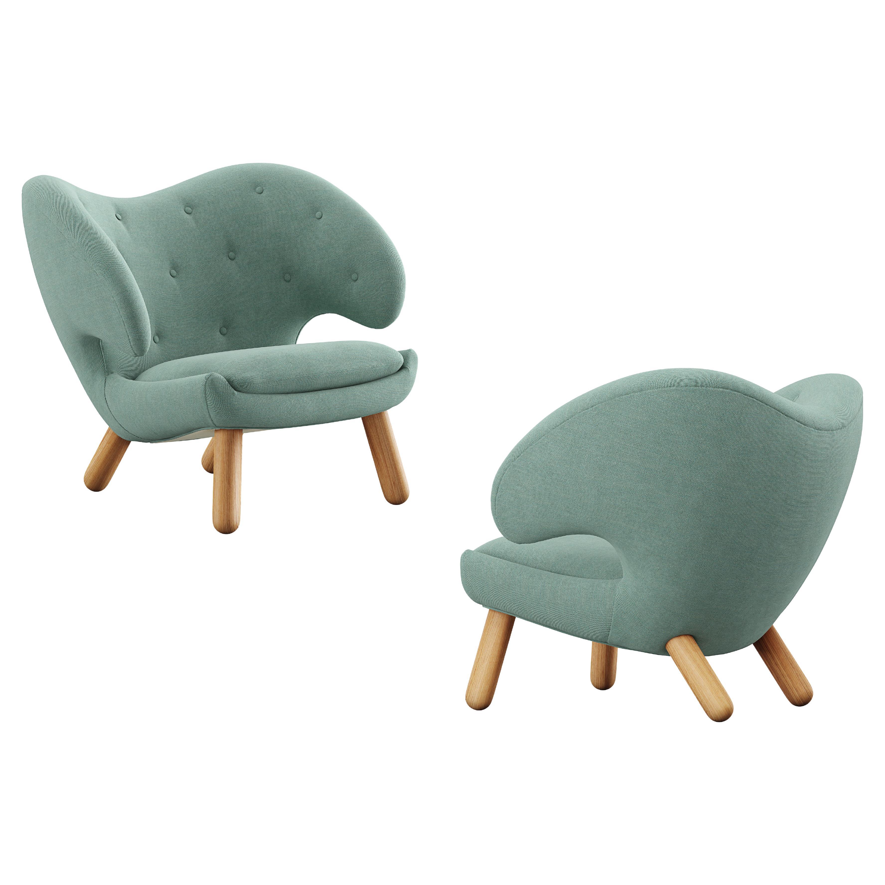 Set of Two Finn Juhl Pelican Chair Upholstered in Wood and Fabric For ...