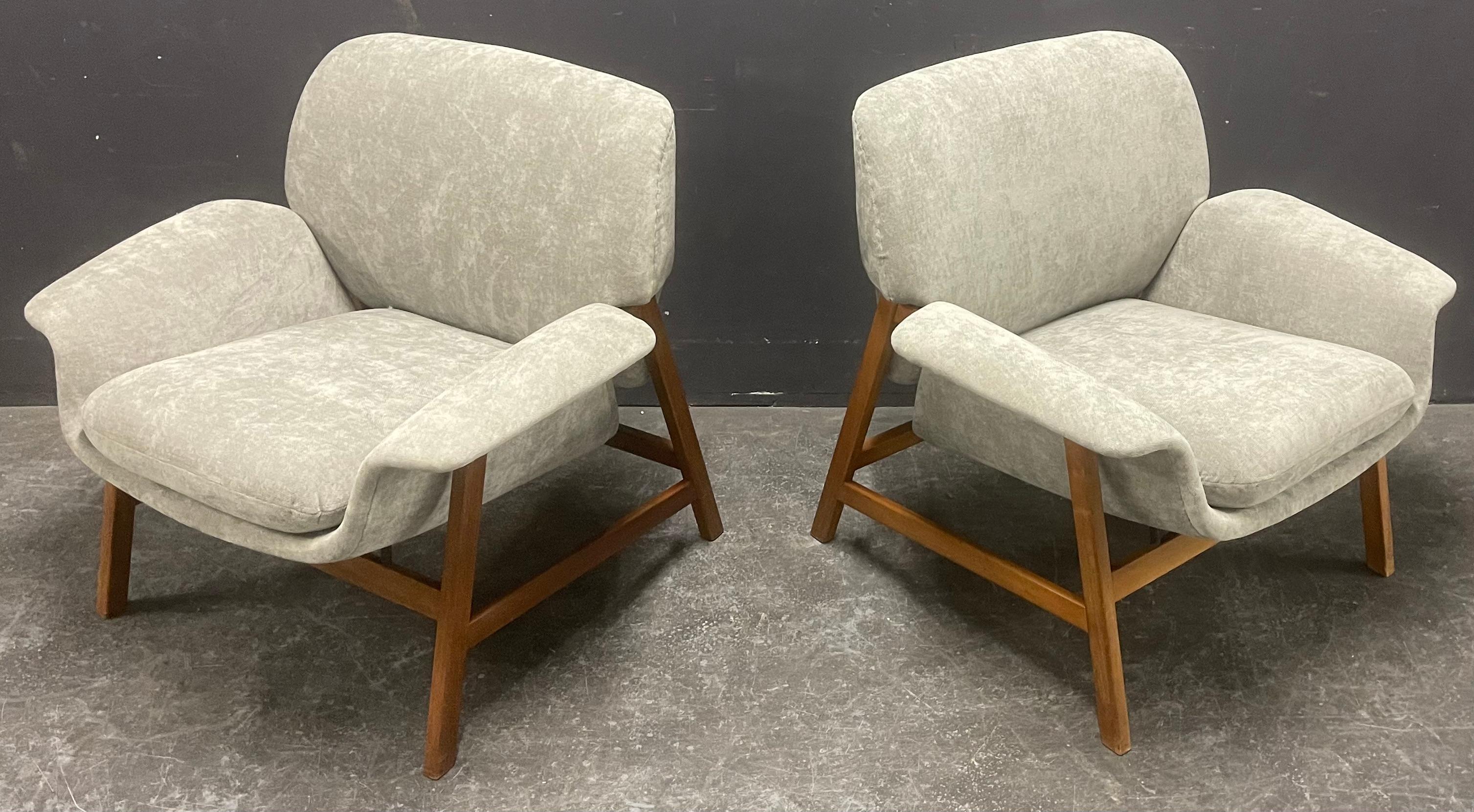 set of two no.849 lounge chairs by gianfranco frattini for cassina For ...