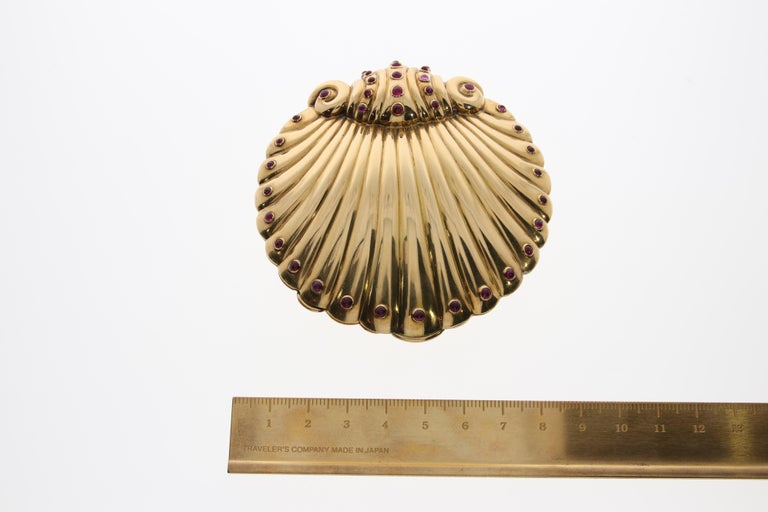 Shell Powder Compact in 18 Karat Gold For Sale at 1stDibs