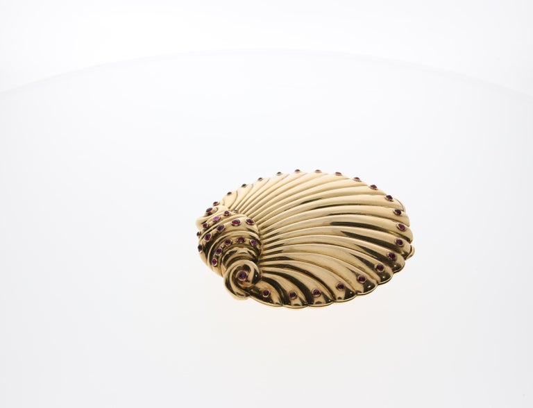 Shell Powder Compact in 18 Karat Gold For Sale at 1stDibs
