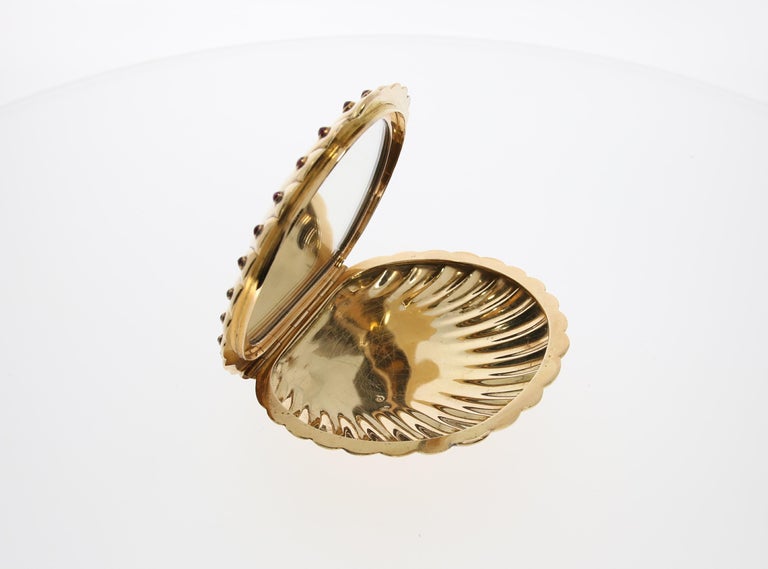 Shell Powder Compact in 18 Karat Gold For Sale at 1stDibs