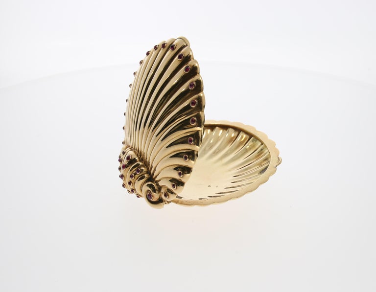 Shell Powder Compact in 18 Karat Gold For Sale at 1stDibs