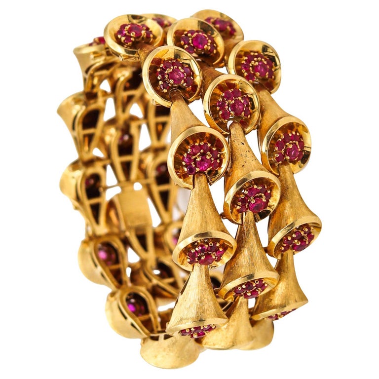 Shreve and Co. 1950 Bangle Bracelet in 18kt Gold with 14.85ct in Burmese Rubies For Sale at 1stDibs