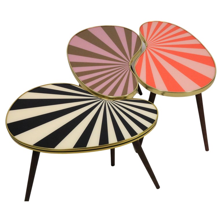 Table d'appoint en forme de rein, rayures décoratives, trois pieds élégants, style des années 50 ...