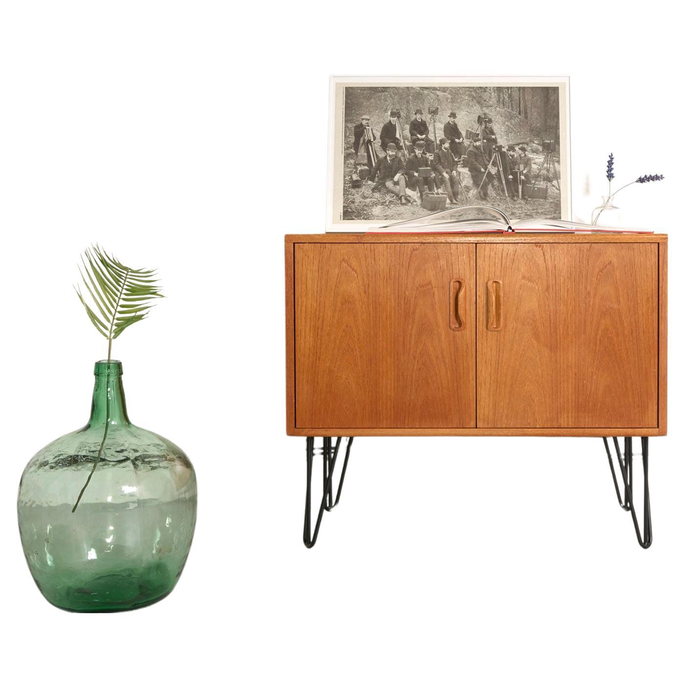 Sideboard - Buffet G Plan vintage, metal legs, L81cm For Sale at 1stDibs
