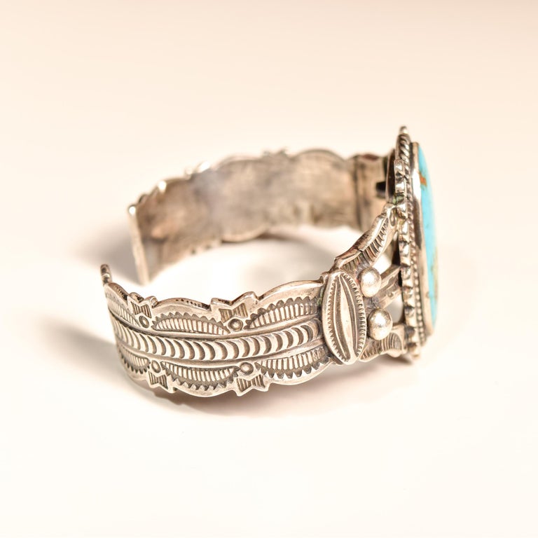 Manchette Hopi turquoise signée Morris Robinson En vente sur 1stDibs