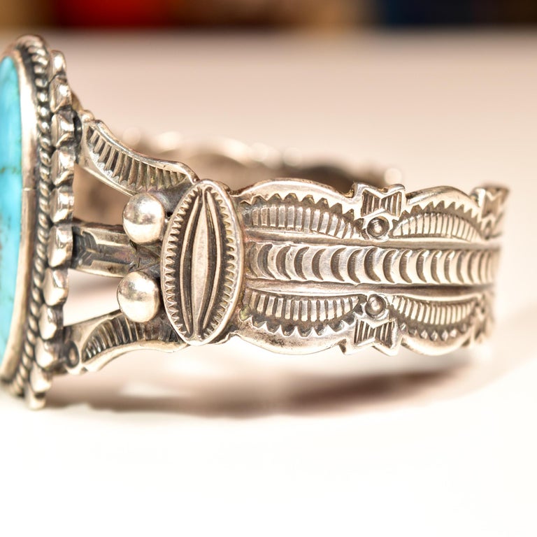 Manchette Hopi turquoise signée Morris Robinson En vente sur 1stDibs