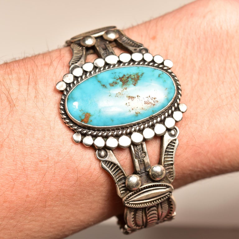 Manchette Hopi turquoise signée Morris Robinson En vente sur 1stDibs