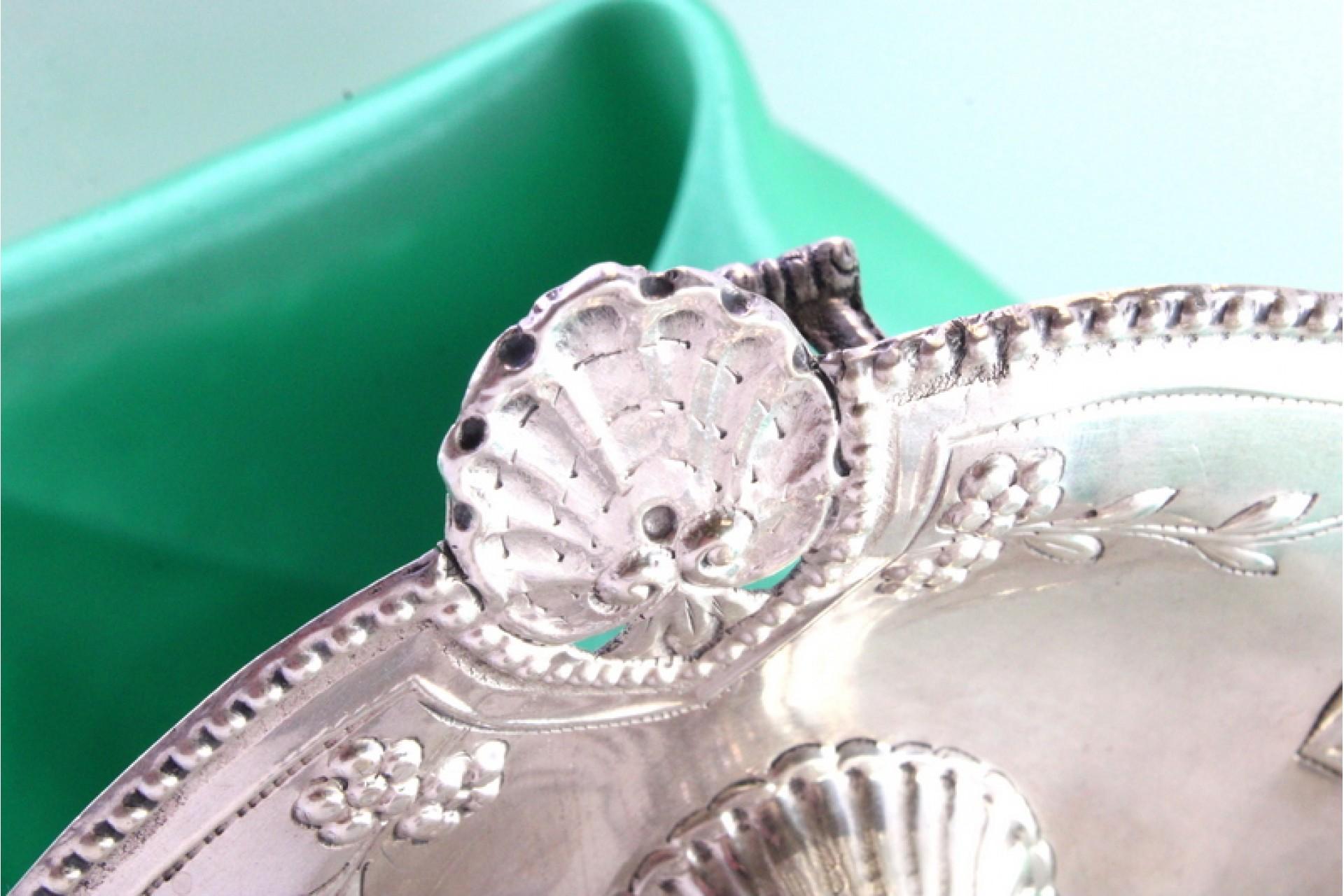 Silver paddle with pearly and shell-shaped reliefs For Sale at 1stDibs