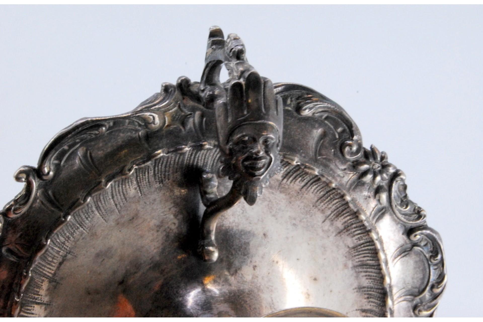 Silver paddle with shell shape and harlequin on the handle For Sale at ...