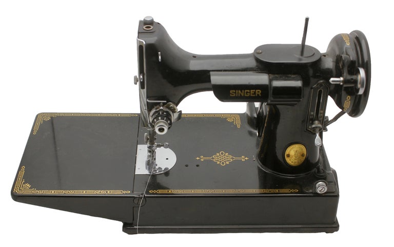 Singer Featherweight Model 221 Was Made Exclusively at the Company‘s ...