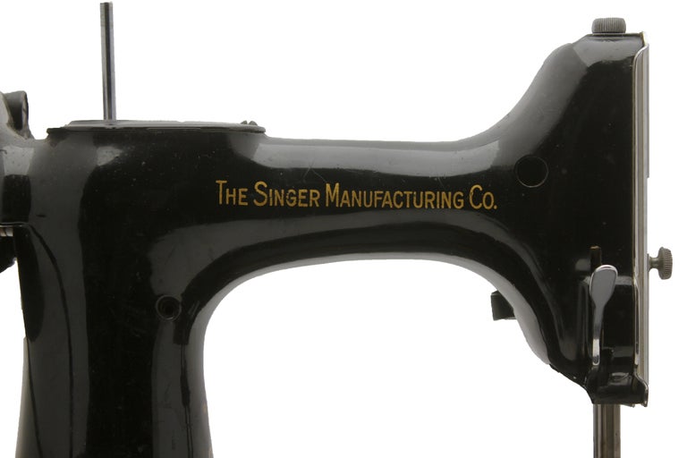 Singer Featherweight Model 221 Was Made Exclusively at the Company‘s ...