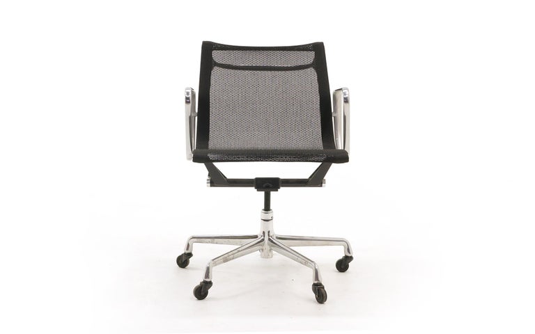 Single Aluminum Group Desk Chair, Black Mesh, by Charles and Ray Eames ...