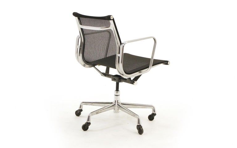 Single Aluminum Group Desk Chair, Black Mesh, by Charles and Ray Eames ...