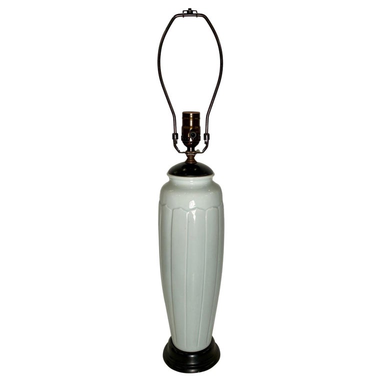 Lampe simple en porcelaine En vente sur 1stDibs