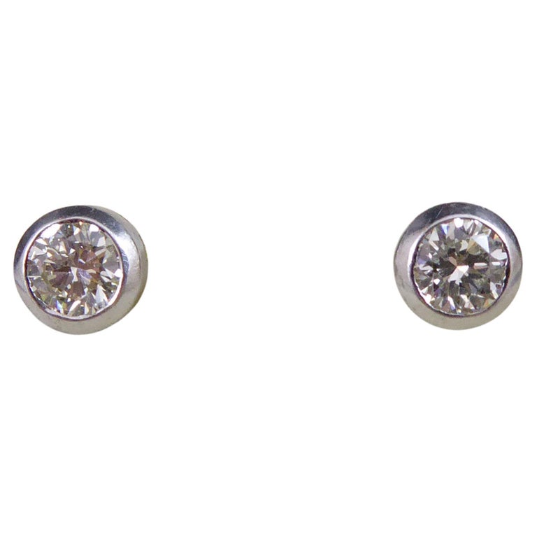 Single Stone Diamond Earrings in 18 Carat Gold For Sale at 1stDibs