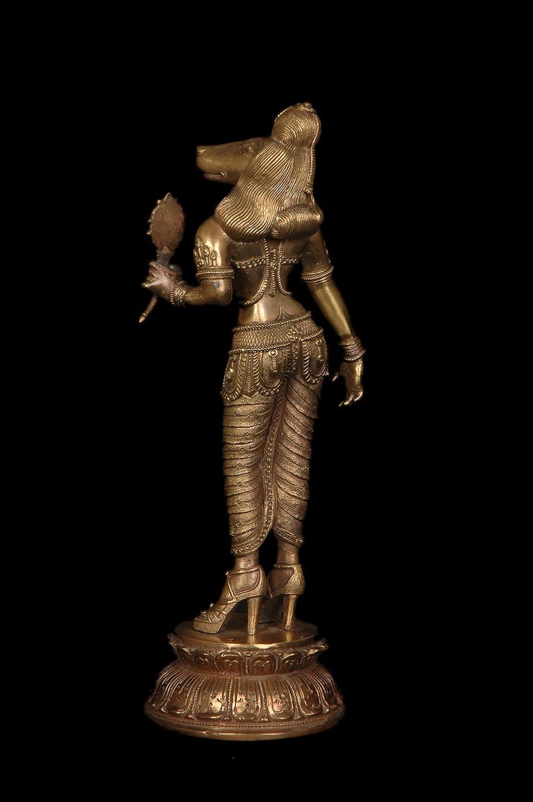 Siri Devi Khandavilli - Sculpture figurative en bronze Darpana Sundari En vente sur 1stDibs