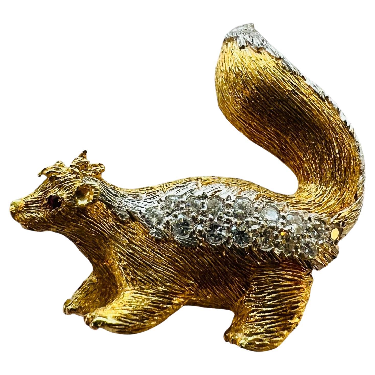Vintage 1970s Yellow Gold Piggie Brooch For Sale at 1stDibs