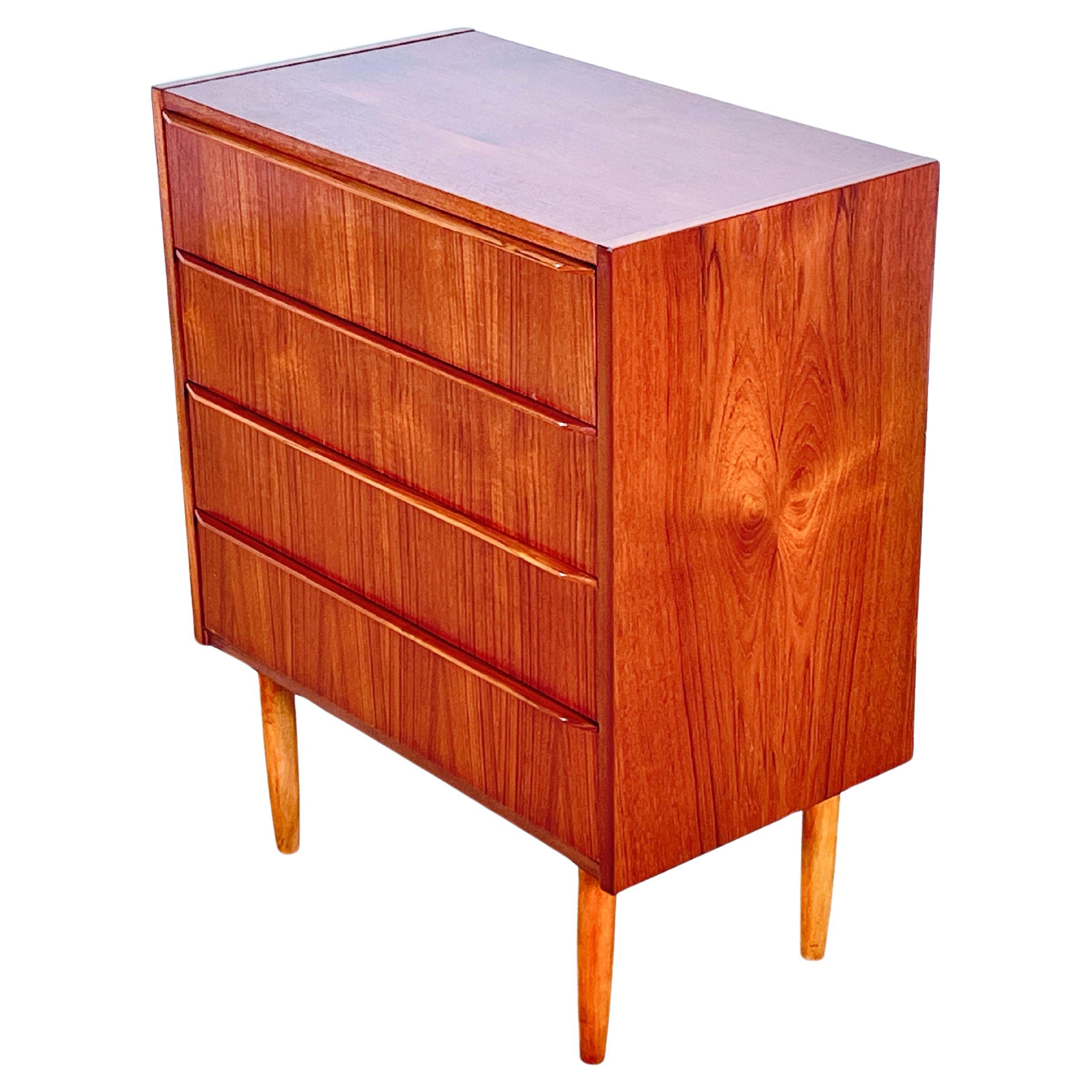 Small chest of drwaers For Sale at 1stDibs