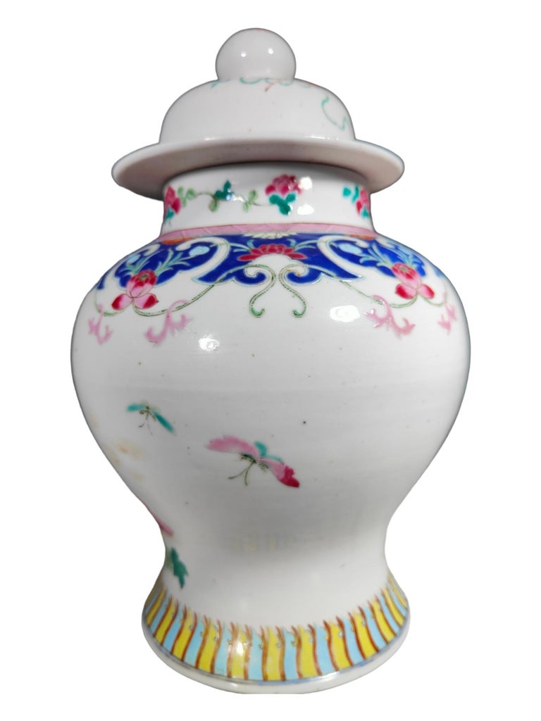 Small Chinese Vase from the 18th Century For Sale at 1stDibs