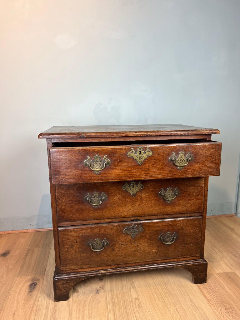 Small English Oak Chest of Drawers Cica 1750 For Sale at 1stDibs