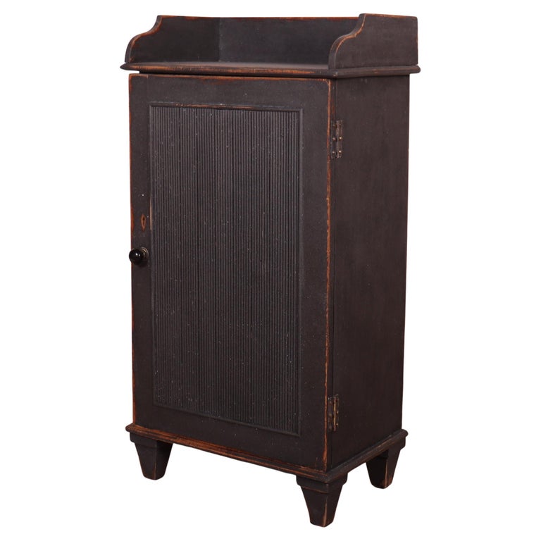 Small English Painted Buffet For Sale at 1stDibs