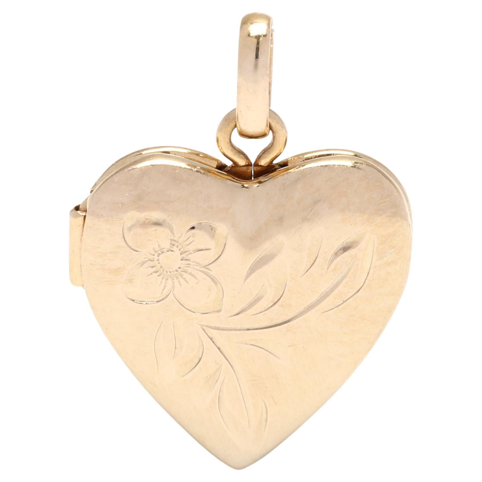 14k Gold Small Heart Pendant For Sale at 1stDibs
