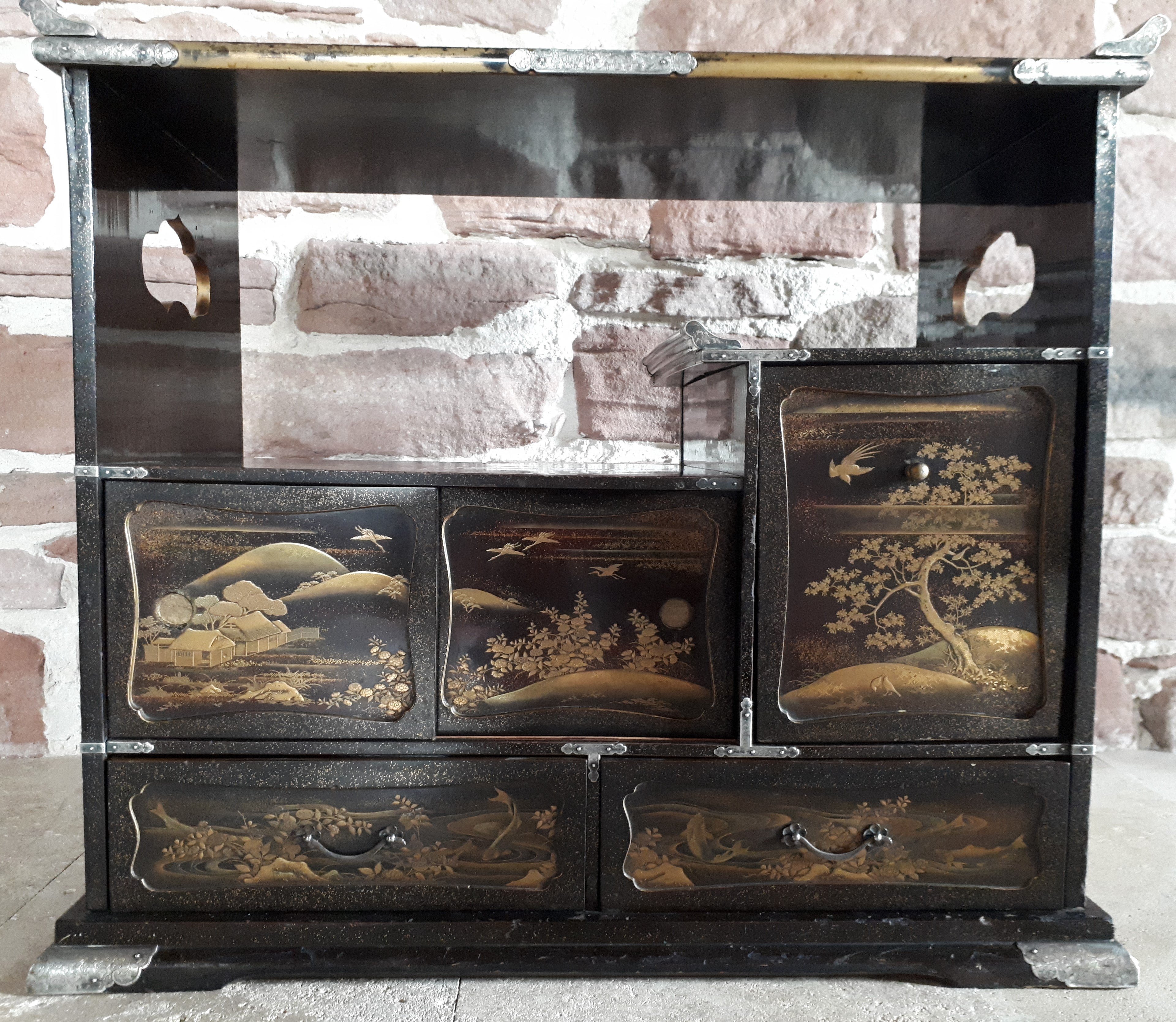 Vintage Asian Lacquered Tray with Edo Style Motif For Sale at 1stDibs