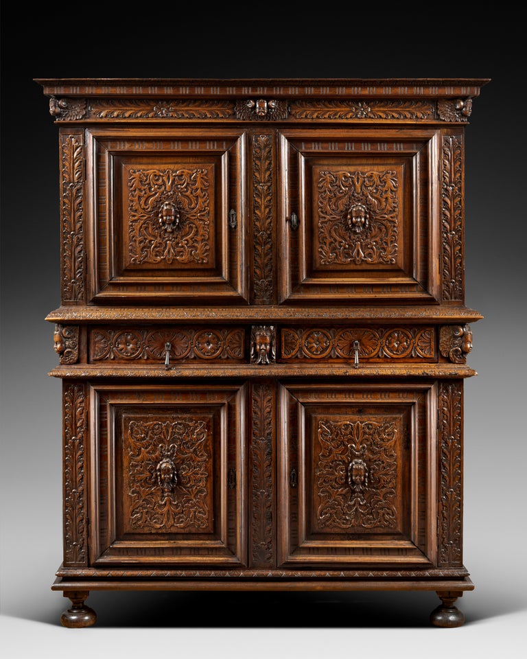 Petit meuble de rangement de la Renaissance de Lyon En vente sur 1stDibs