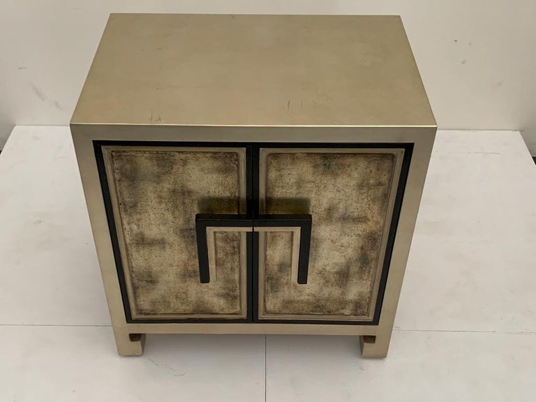 Sideboard aus Silber mit lackierten Profilen schwarz USA 1990er Jahre im Angebot bei 1stDibs