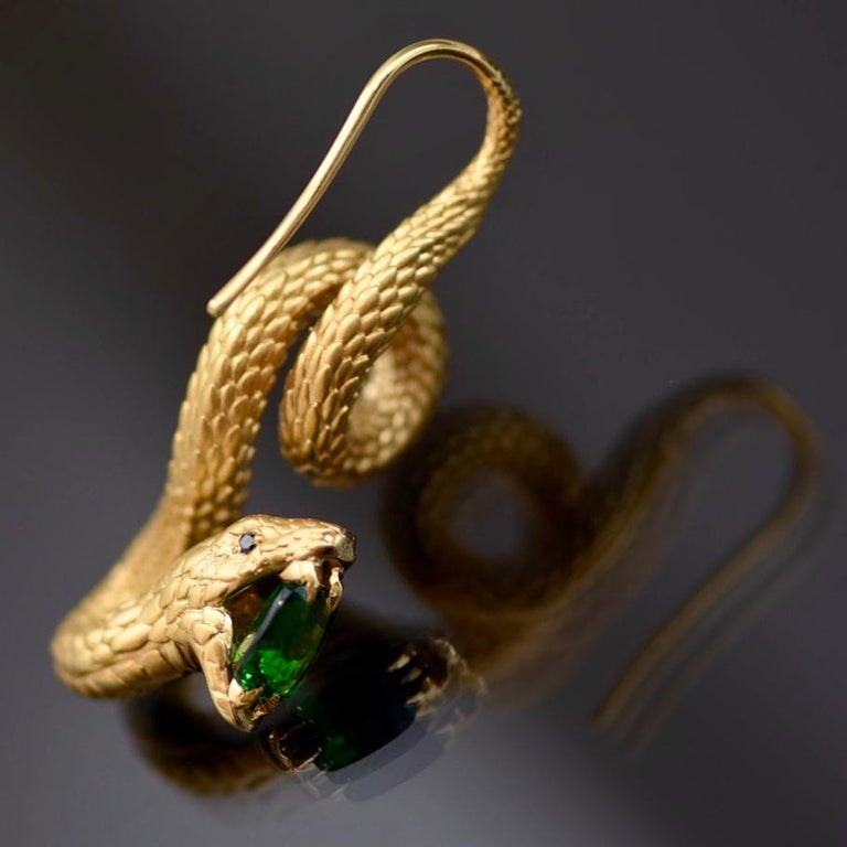"Snakes" Earrings 5,11 Carat Intense Green Tsavorite 18 Karat Matte ...