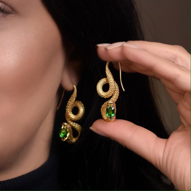 "Snakes" Earrings 5,11 Carat Intense Green Tsavorite 18 Karat Matte ...