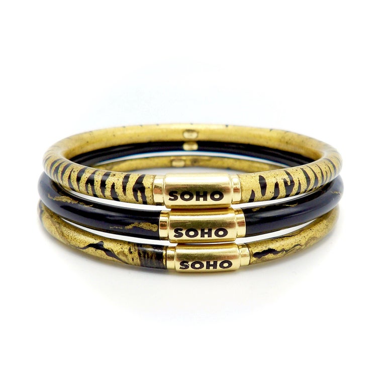 Soho 18K Gold Black Enamel Calligraphic Stripe Bangle Bracelet, circa 2010 For Sale at 1stDibs
