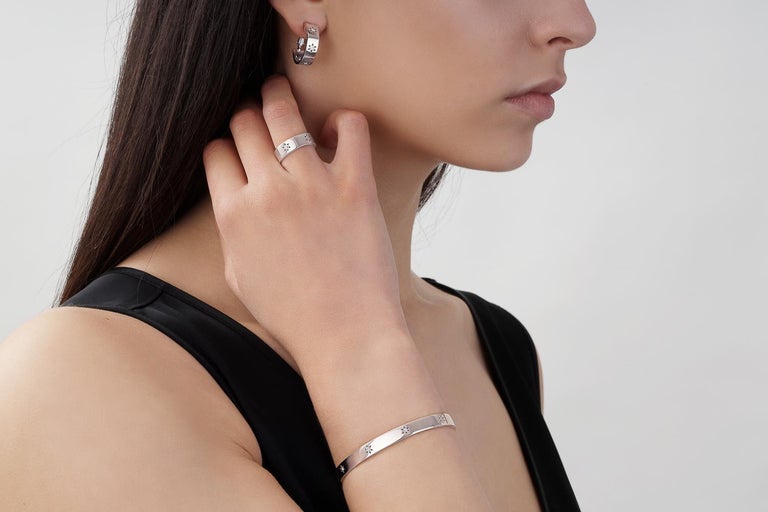 Sole Mio bangle in white gold size 16-17 For Sale at 1stDibs