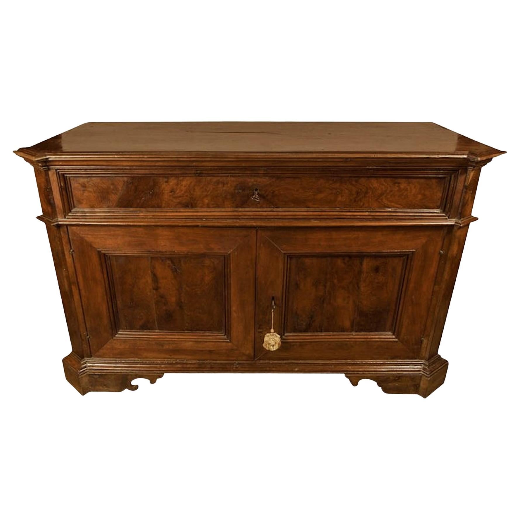 18th Century Tuscan Walnut Buffet For Sale at 1stDibs
