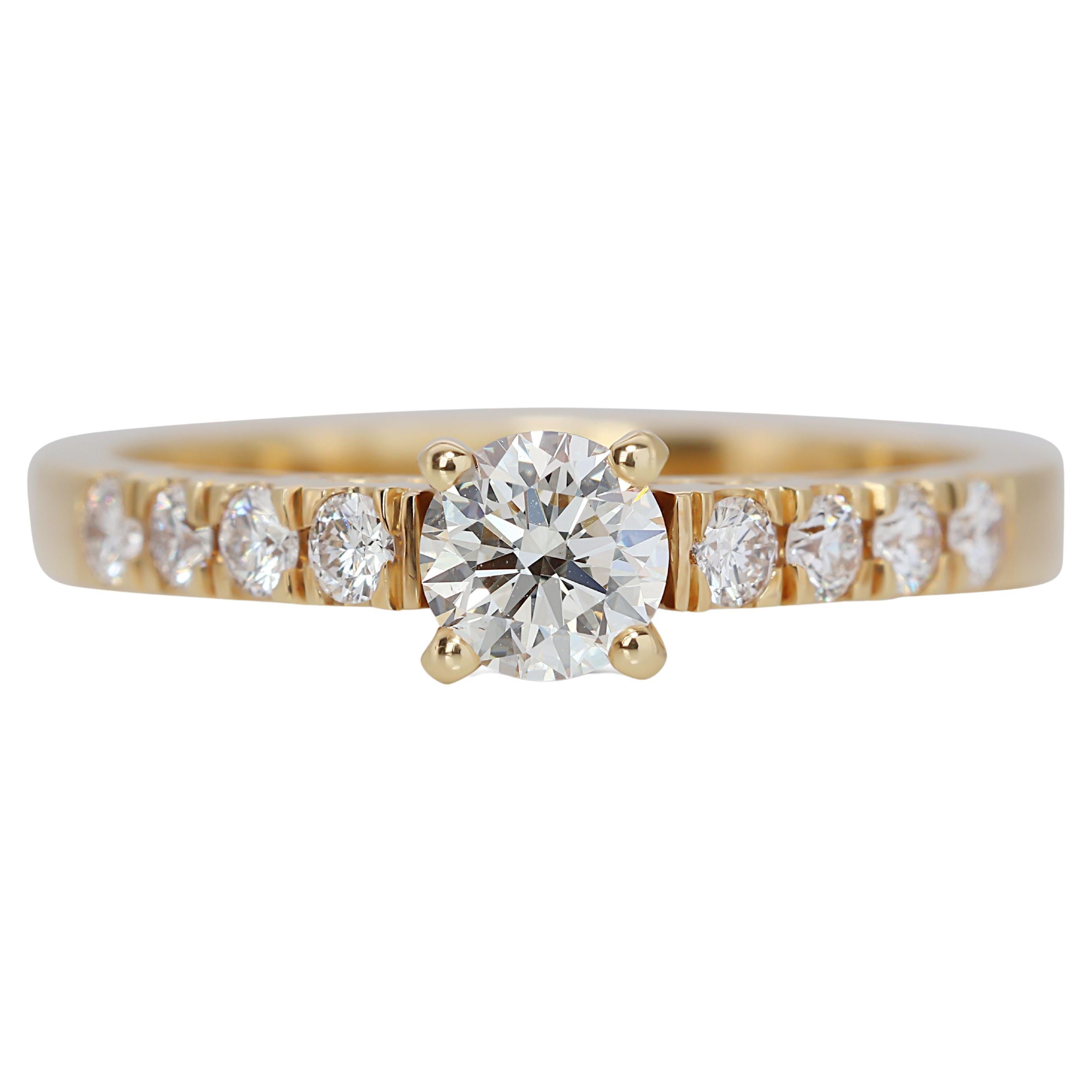 Sophisticated 0.58ct Pave Diamond Ring set in Platinum For Sale at 1stDibs