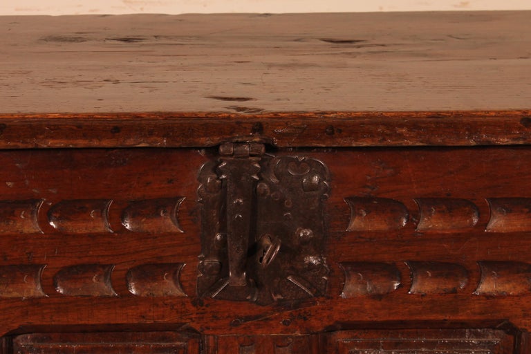 Spanish Renaissance Chest in Walnut, 16th Century For Sale at 1stDibs