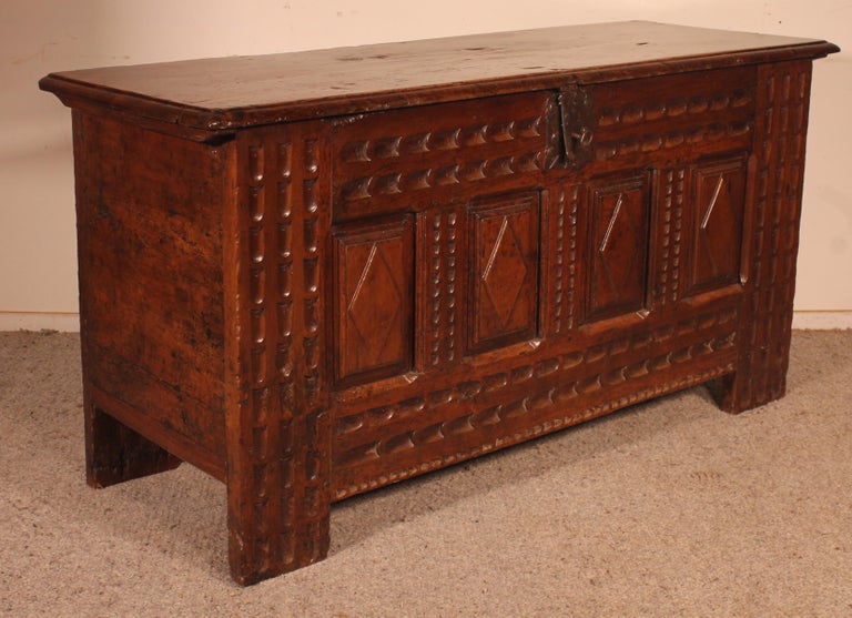 Spanish Renaissance Chest in Walnut, 16th Century For Sale at 1stDibs