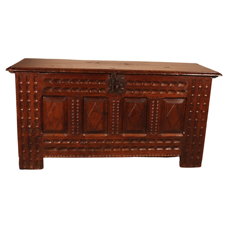 Spanish Renaissance Chest in Walnut, 16th Century For Sale at 1stDibs