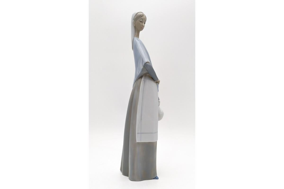 Spanish woman porcelain figurine by Lladro. For Sale at 1stDibs