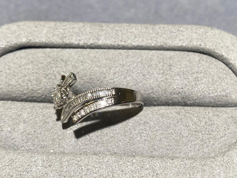 Square Diamond Ring in 18k White Gold For Sale at 1stDibs