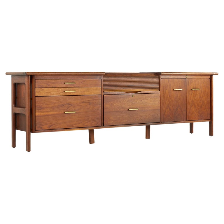 Crédence Standard Furniture du milieu du siècle en noyer et laiton avec ...