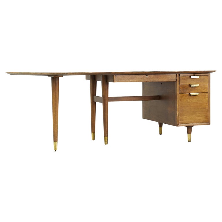 Standard Furniture Bureau Boomerang en noyer du milieu du siècle ...