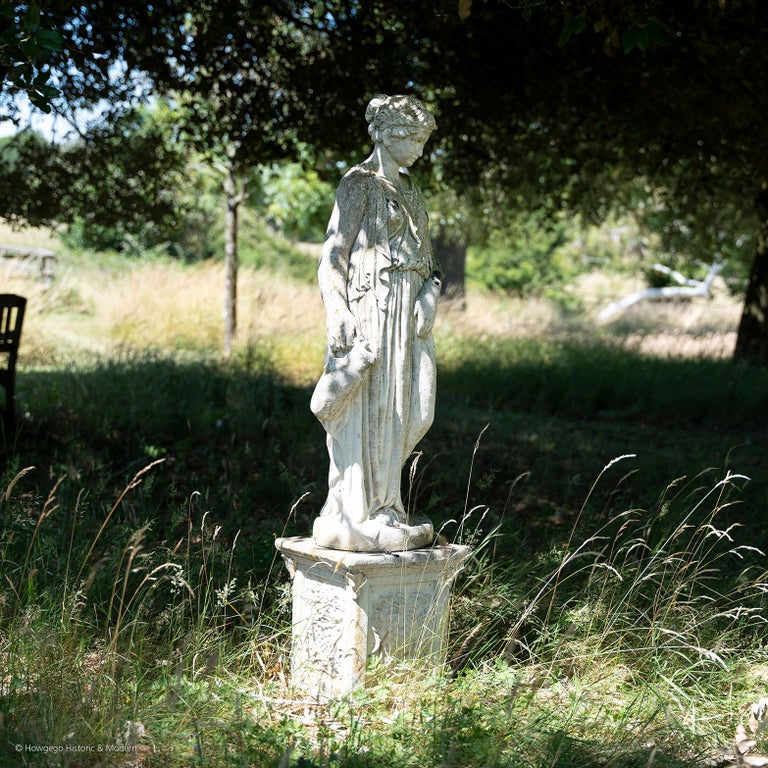 Statue Stone Plinth Amphictyonis Déesse grecque amitié avec le vin Hebe ...