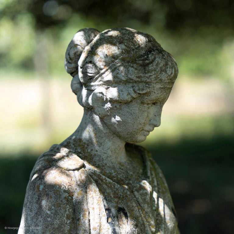 Statue Stone Plinth Amphictyonis Déesse grecque amitié avec le vin Hebe ...