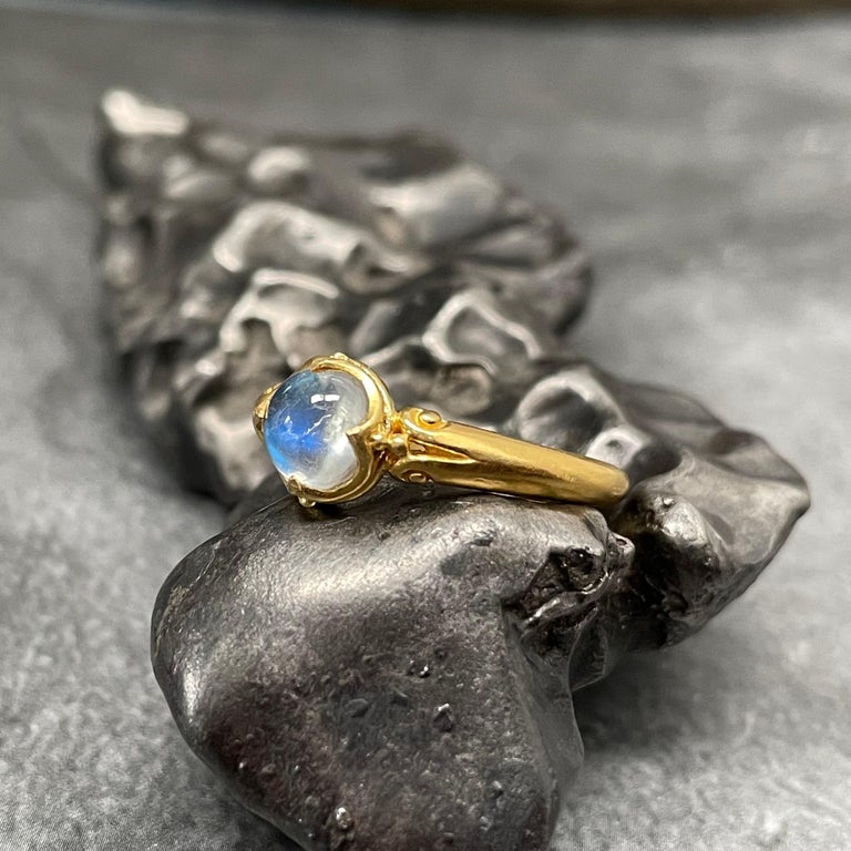 Steven Battelle 0.9 Carats Rainbow Moonstone 18K Gold Ring For Sale at 1stDibs