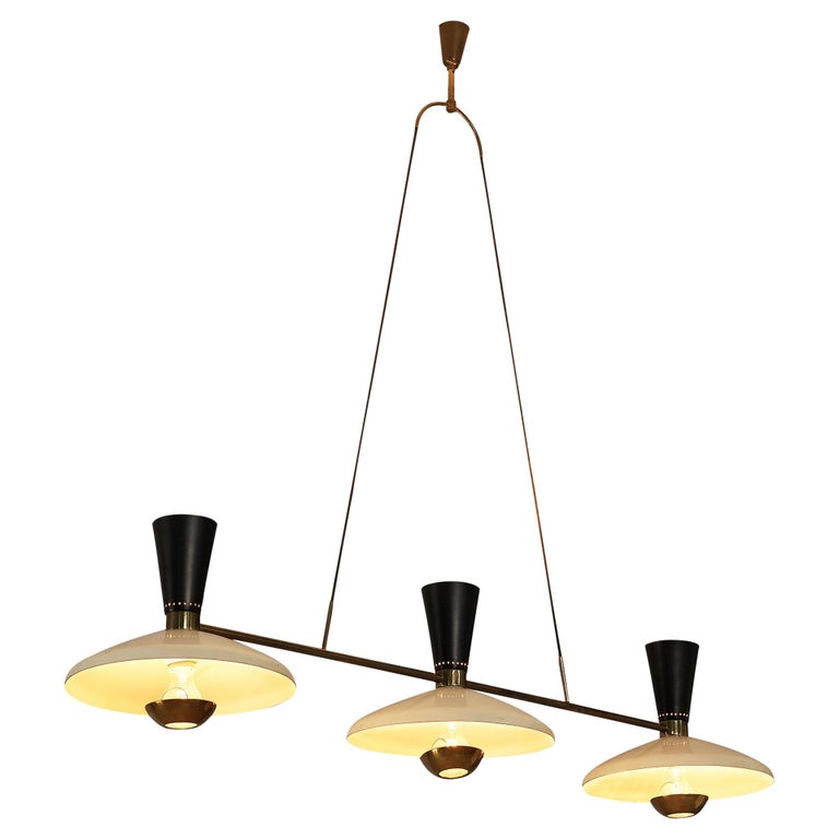 Lustre grand modèle Stilnovo avec trois abat-jour en aluminium et ...