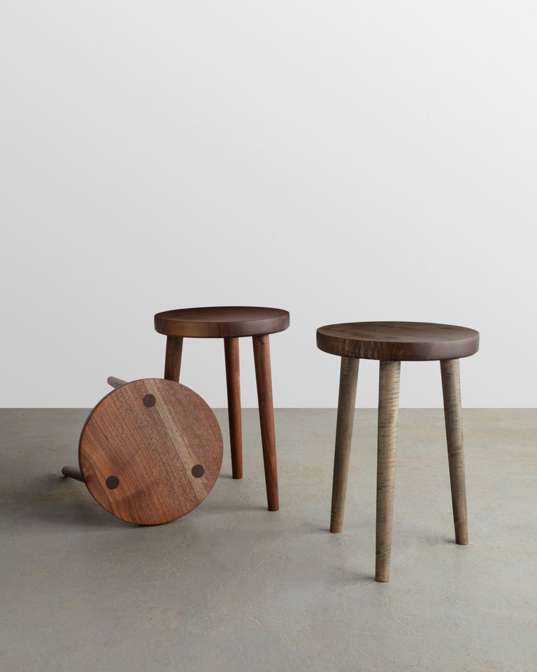 Tabouret à trois pieds en noyer En vente sur 1stDibs