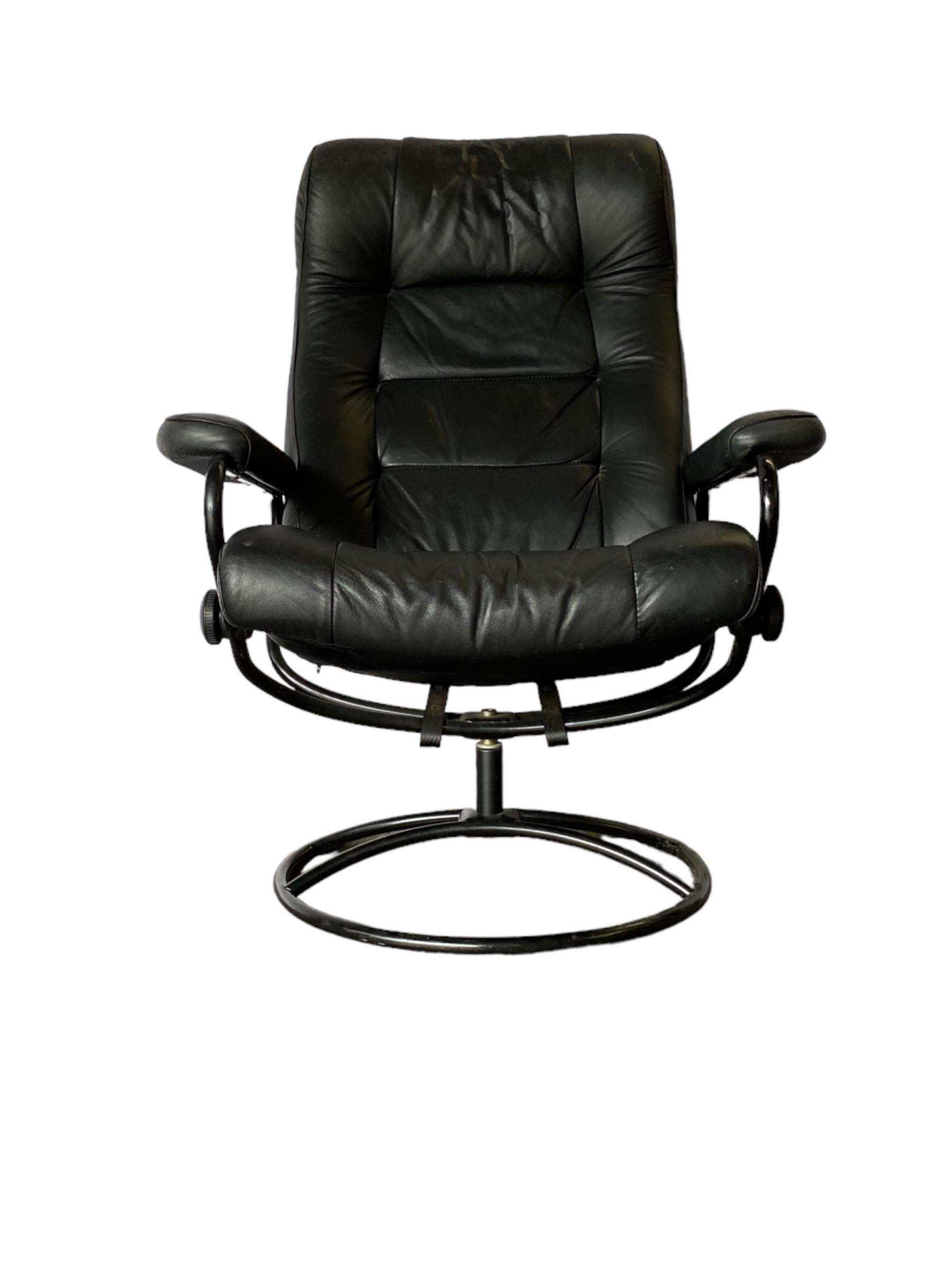 Stressless Lounge Chair and Ottoman in Black For Sale at 1stDibs