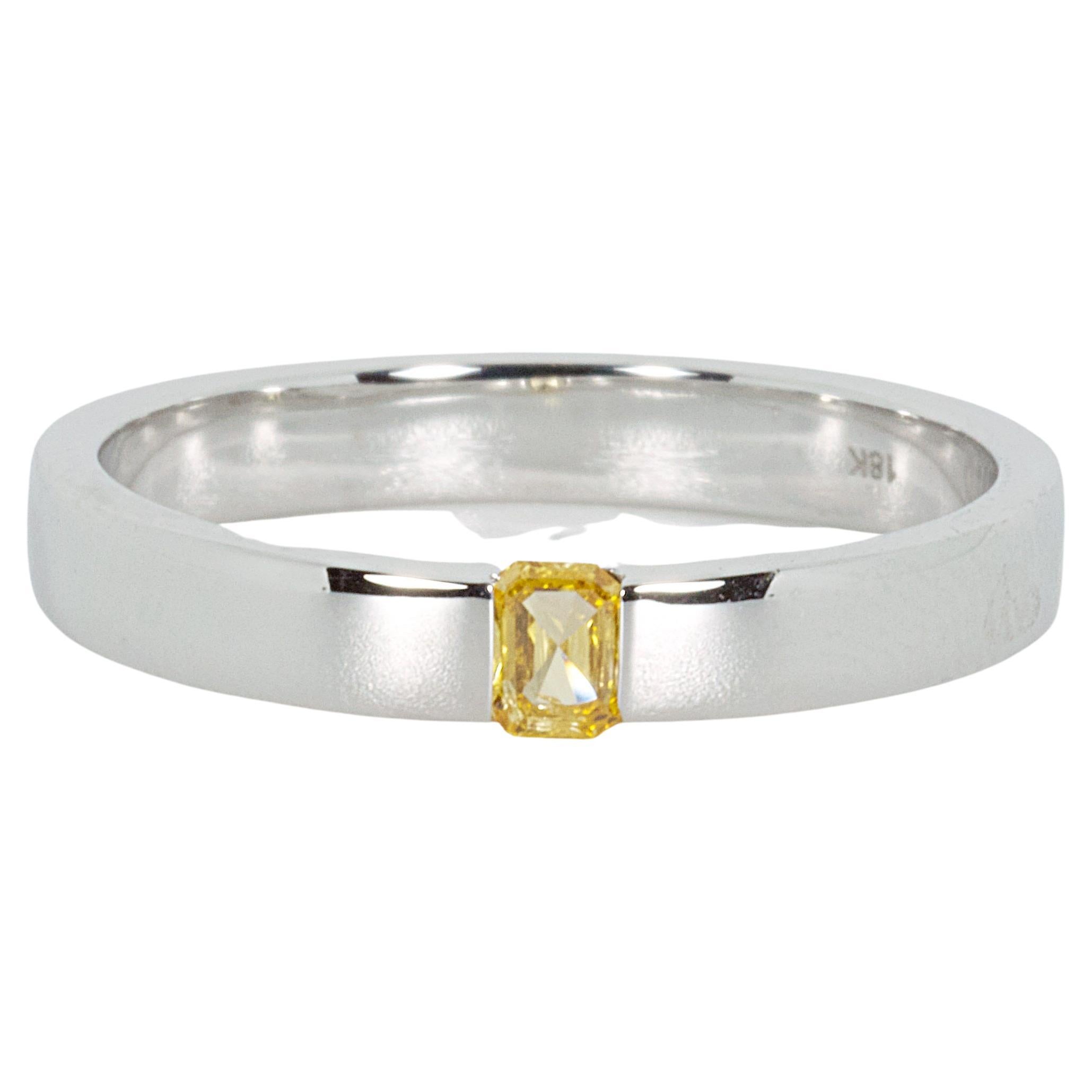18K White Gold Band Ring, .10ct, 13g For Sale at 1stDibs